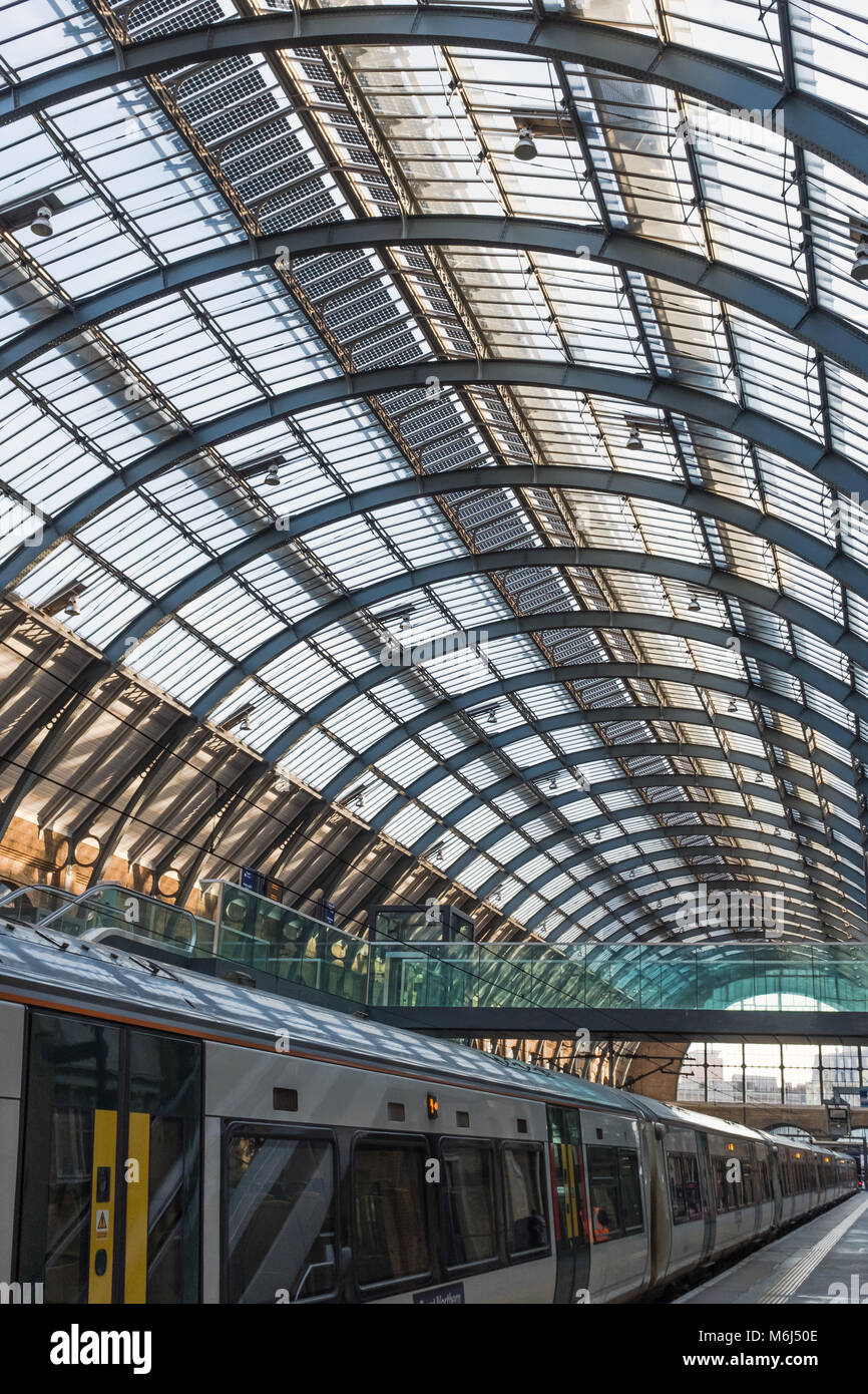 London kings cross station platform hi-res stock photography and images ...