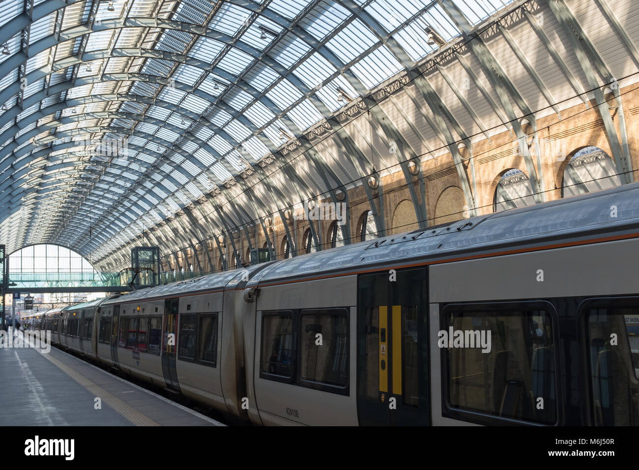 Kings cross station platform hi-res stock photography and images - Alamy