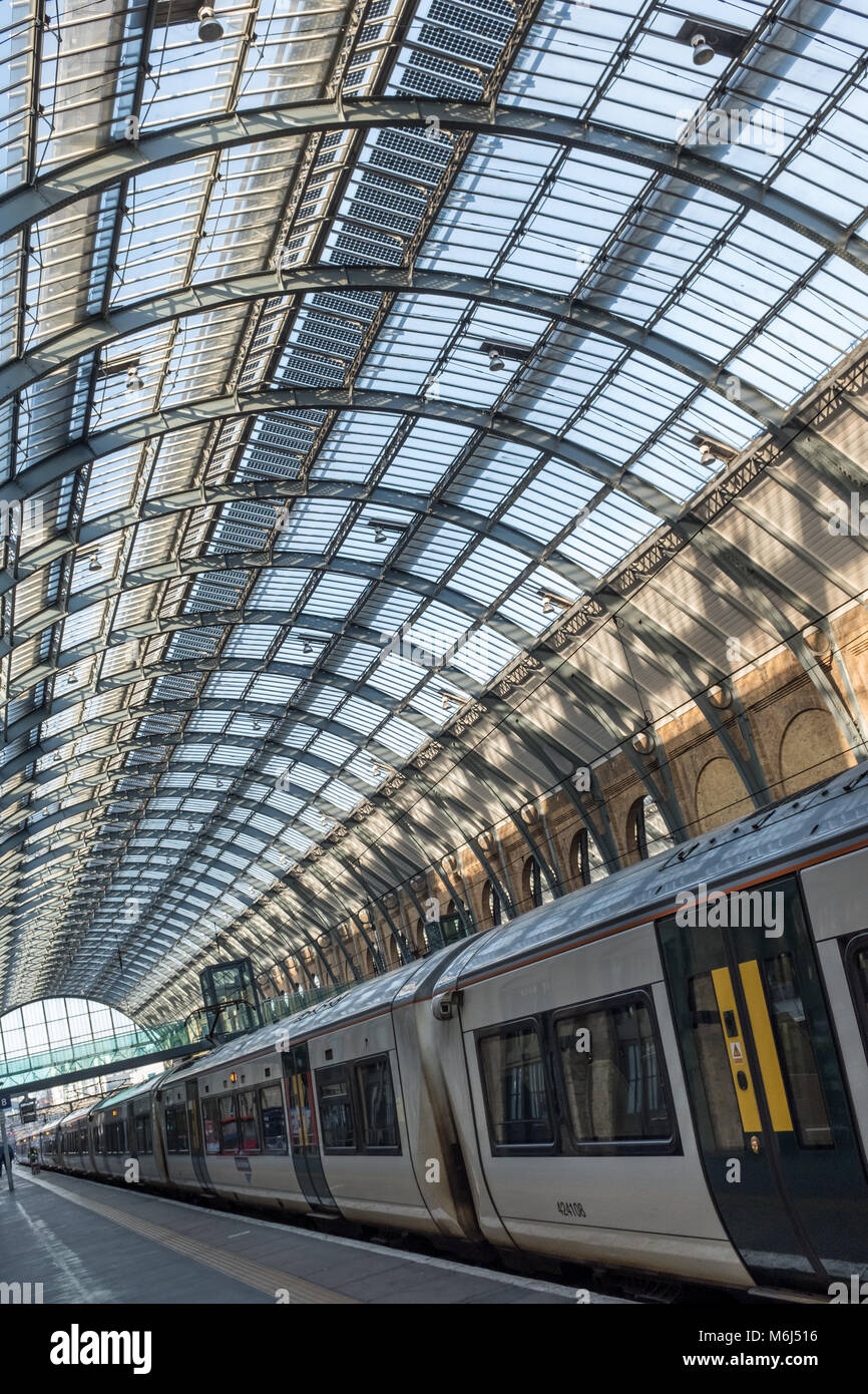 Kings cross station platform hi-res stock photography and images - Alamy