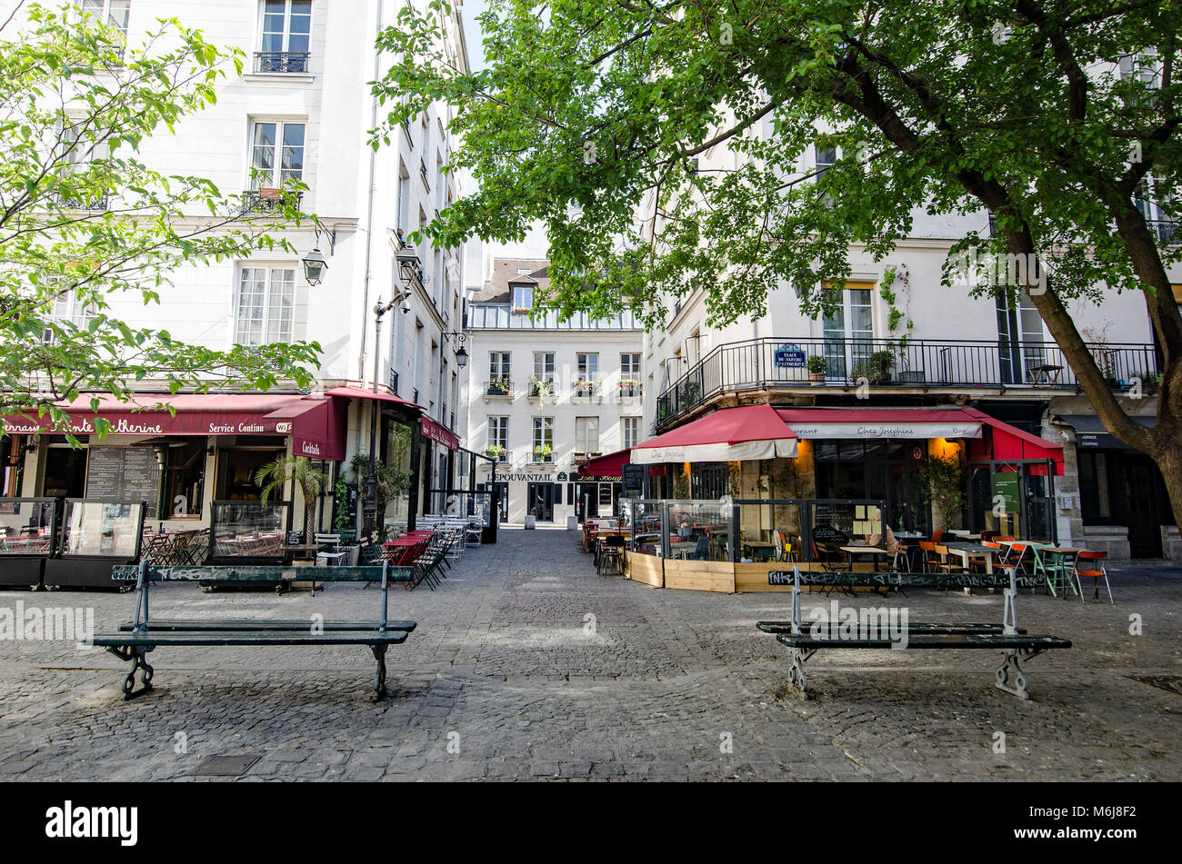 Street view of a typical outdoor coffee terrace Stock Photo - Alamy