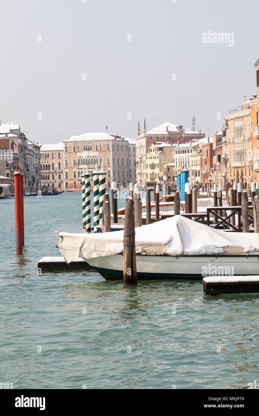 Boats covered in winter snow on the Grand Canal, San Polo, Venice ...