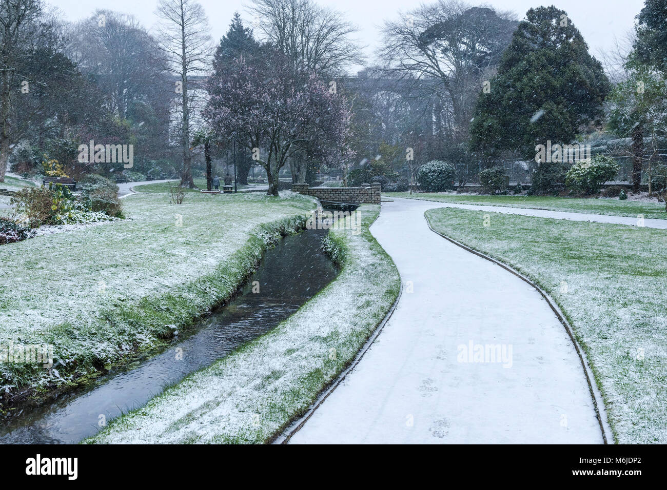 Snow falling in newquay hi-res stock photography and images - Alamy
