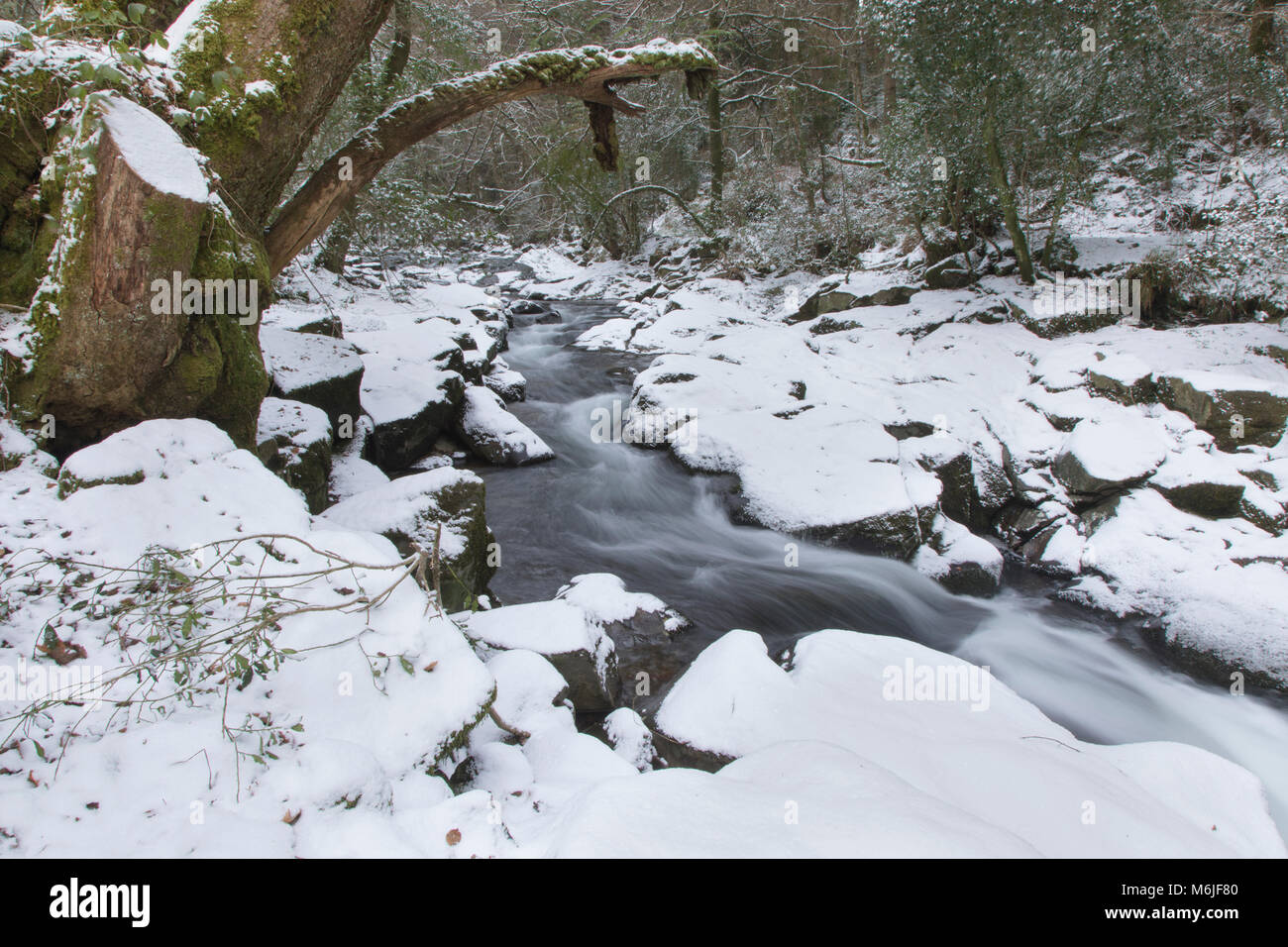 Rushing water flowing down rocks hi-res stock photography and images ...