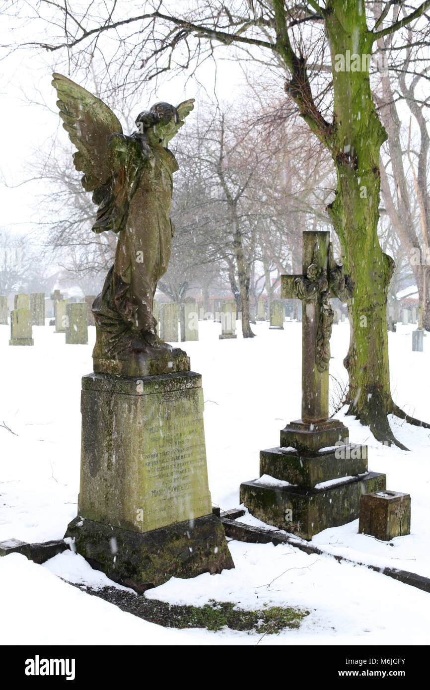 Gravestone snow hi-res stock photography and images - Alamy