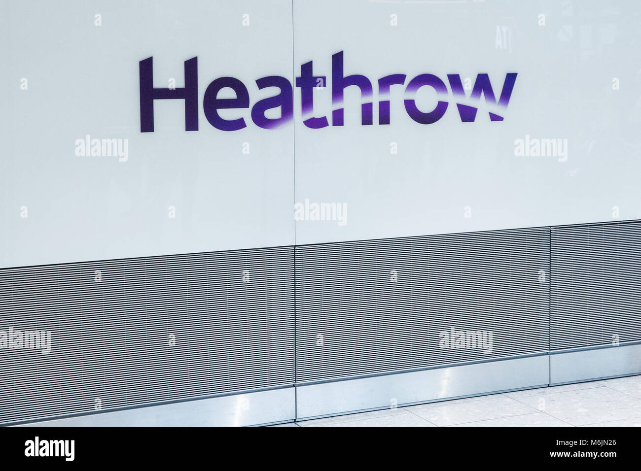 Arrivals Sign Terminal Heathrow Airport Stock Photos & Arrivals Sign ...