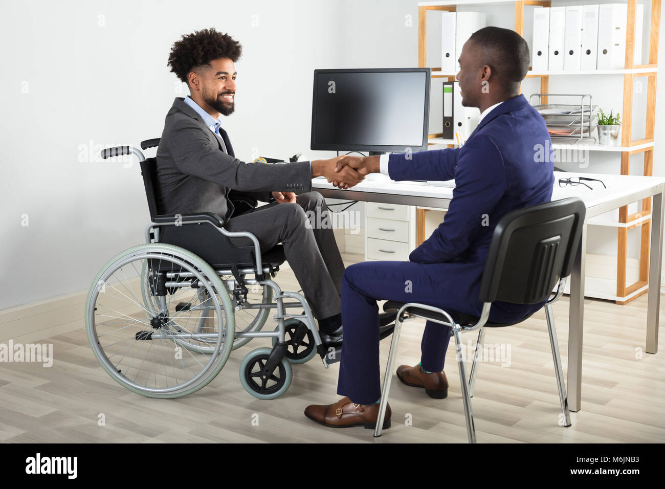 Black men shaking hands hi-res stock photography and images - Alamy