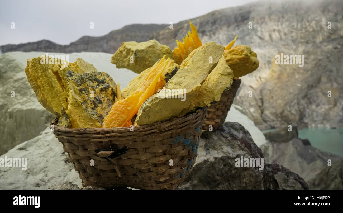 Sulfur from vulkan hi-res stock photography and images - Alamy