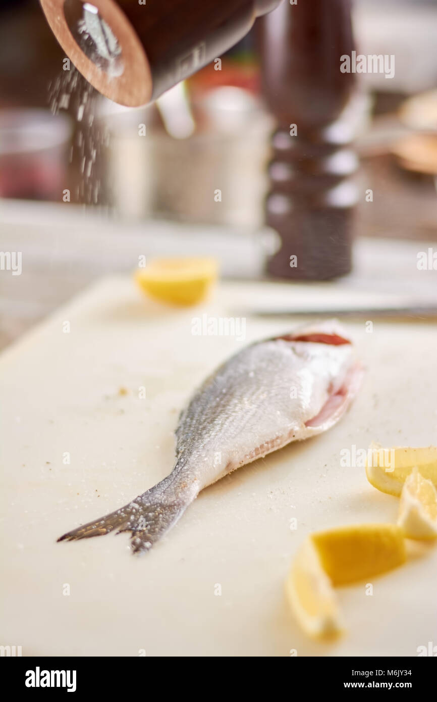 Lemon sprinkling seafood hi-res stock photography and images - Alamy