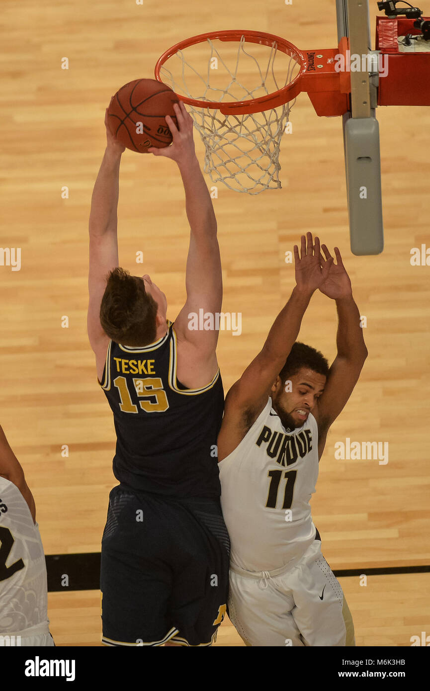 New York, New York, USA. 4th Mar, 2018. JON TESKE (15) dunks against P ...
