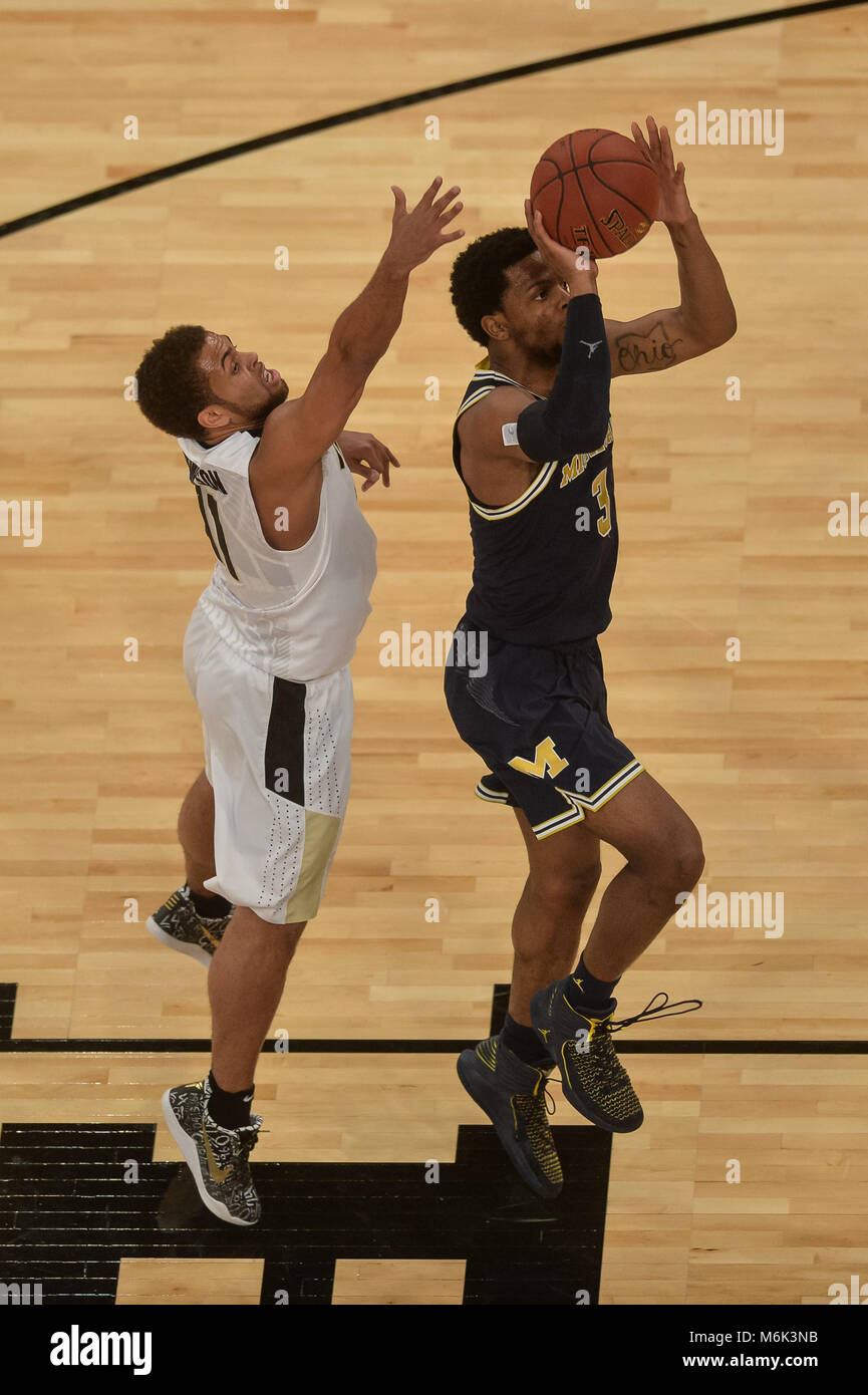 New York, New York, USA. 4th Mar, 2018. P.J. THOMPSON (11) attempts to ...