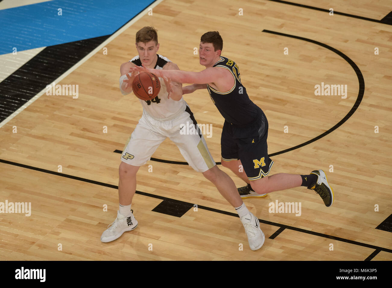 New York, New York, USA. 4th Mar, 2018. JON TESKE (15) attempts to ...