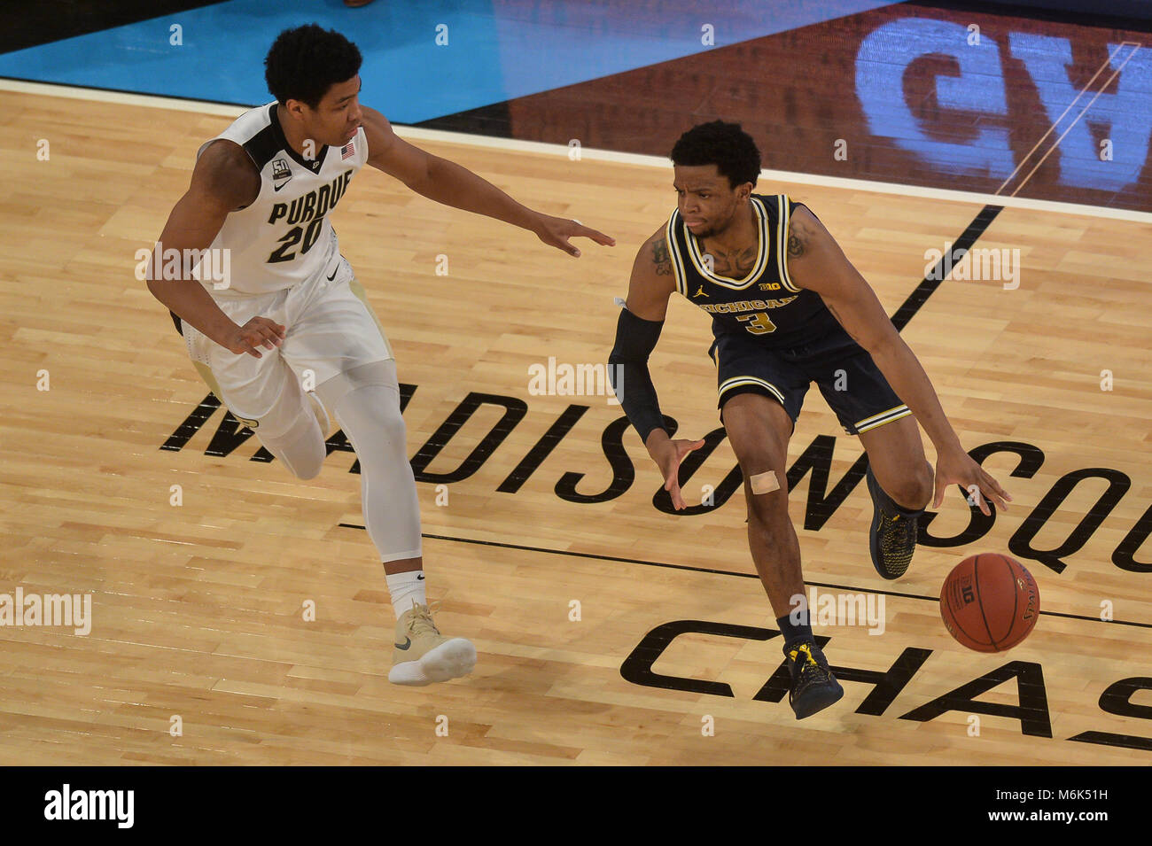 New York, New York, USA. 4th Mar, 2018. ZAVIER SIMPSON (3) attempts to ...