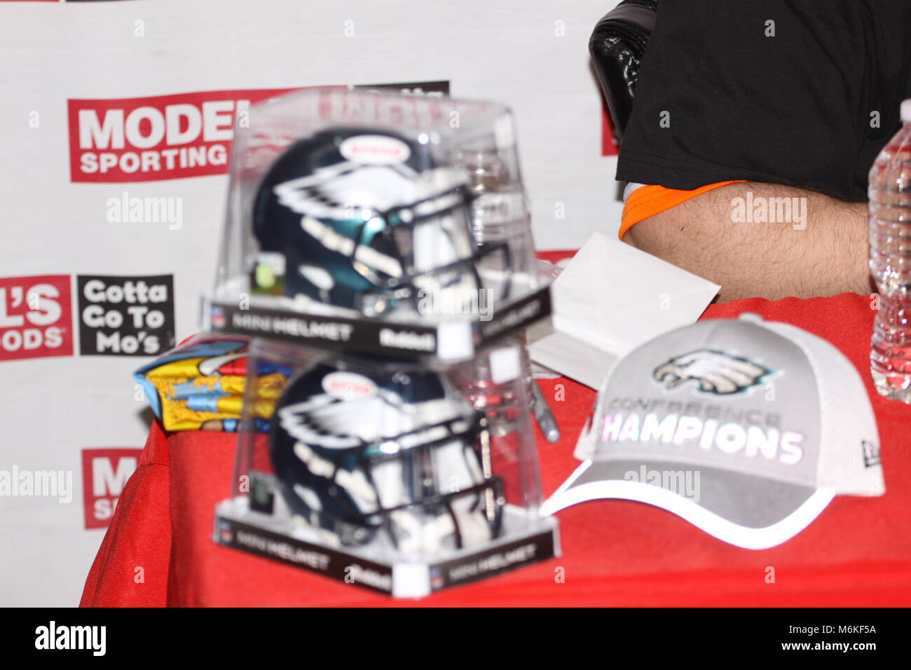 Lane johnson football eagles hi-res stock photography and images - Alamy