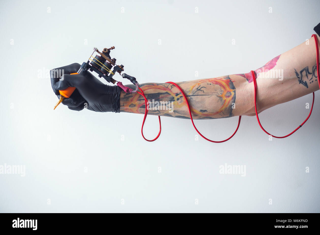Man holding tattoo machine hi-res stock photography and images - Alamy