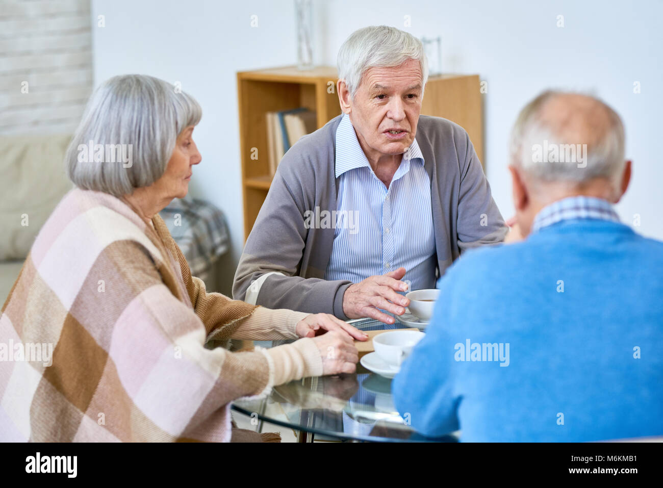 Elderly group talking hi-res stock photography and images - Alamy