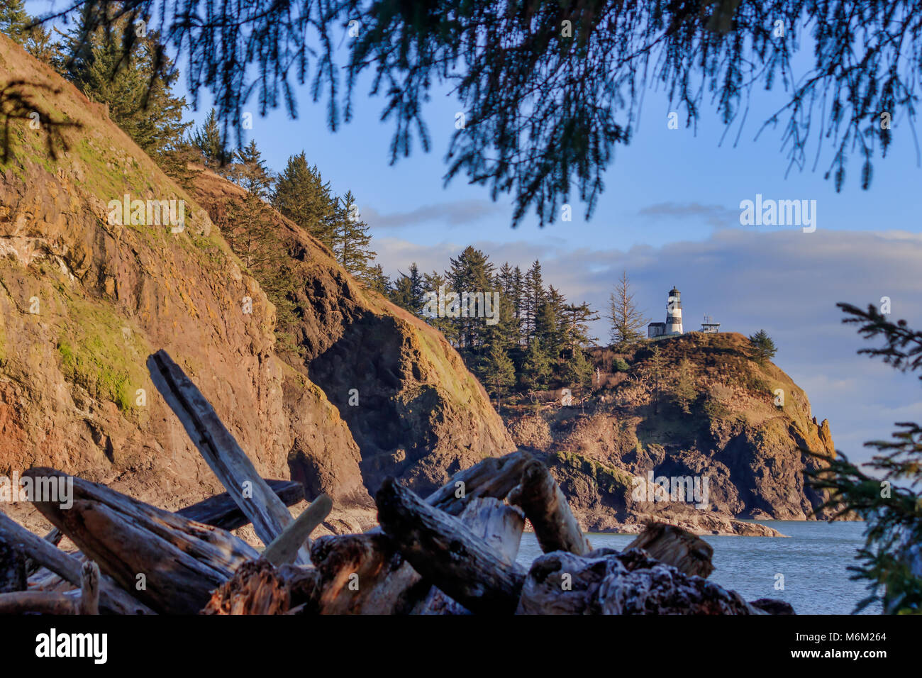 bright lighthouse in pacific norhtwest overlooking pacific ocean Stock ...