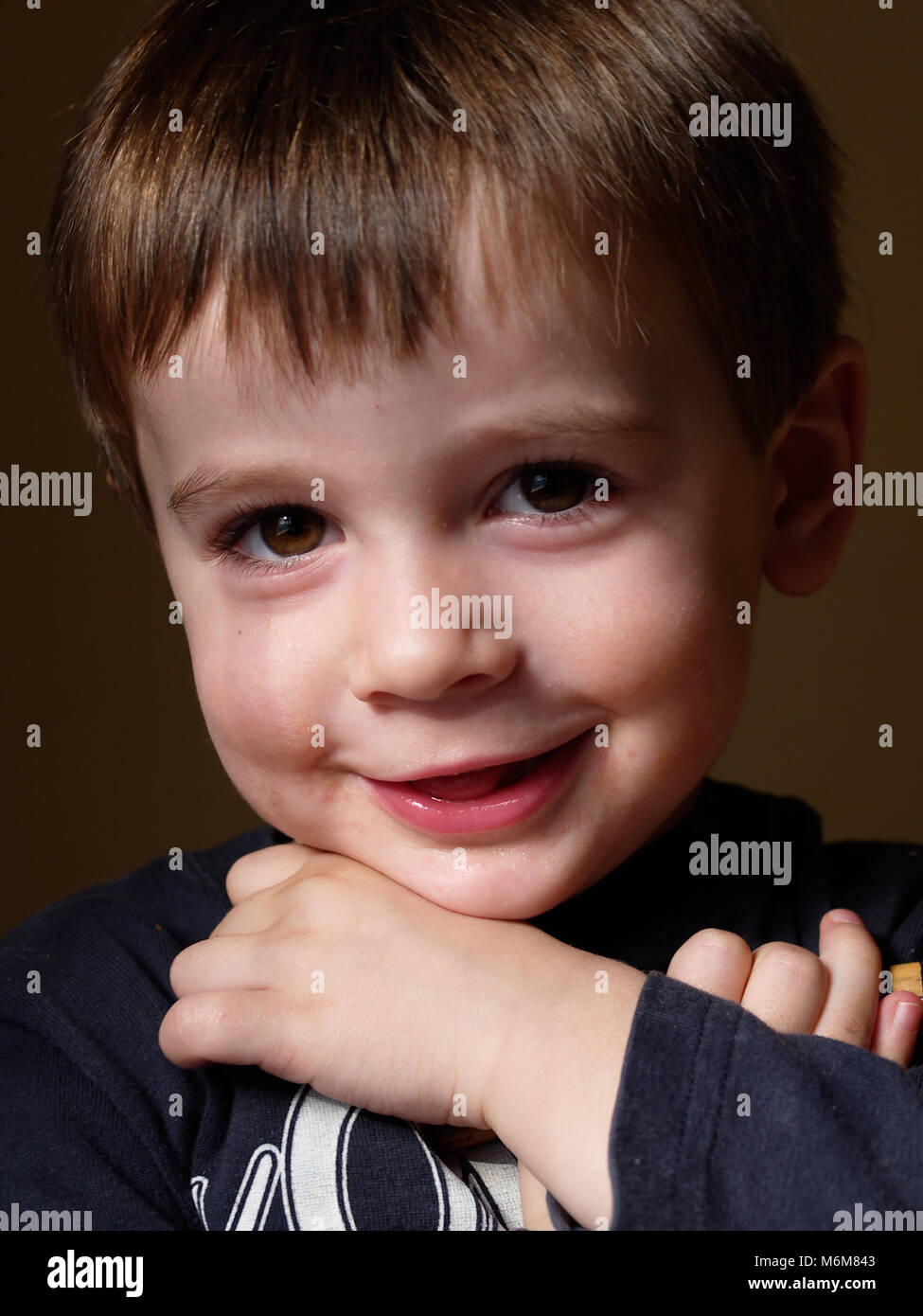 portrait of 5 year old child smiling with natural light Stock Photo - Alamy