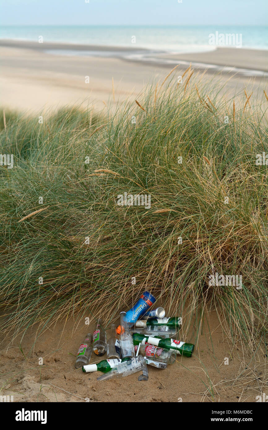 Pile of litter hi-res stock photography and images - Alamy