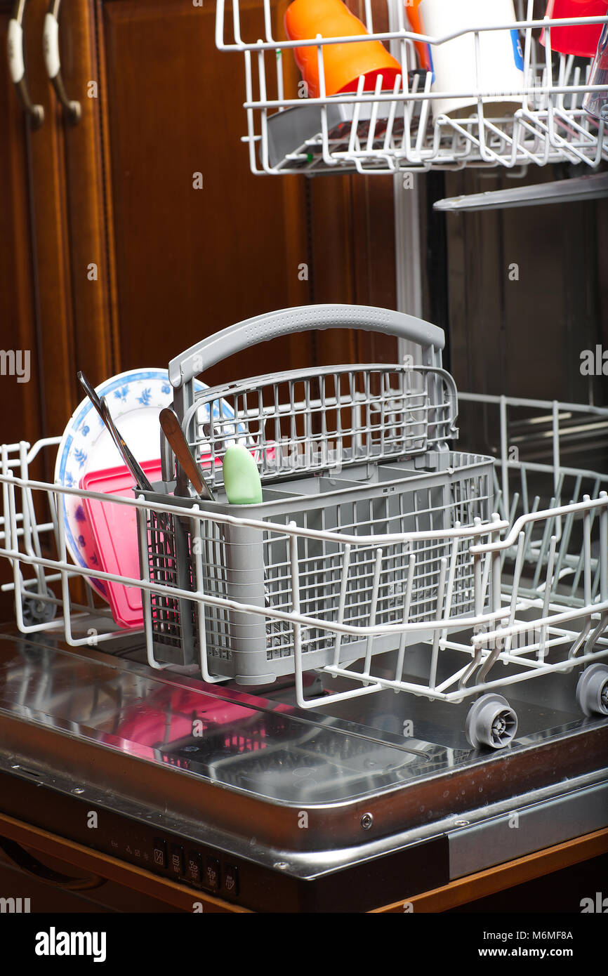 Dirty plates in a dishwashing machine Stock Photo - Alamy
