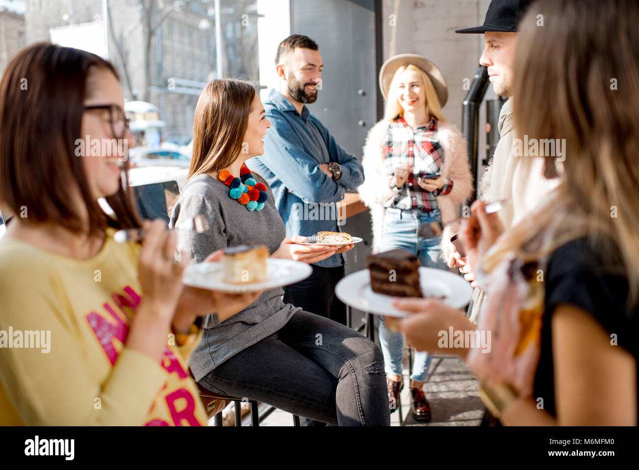Group discussion cafe hi-res stock photography and images - Alamy