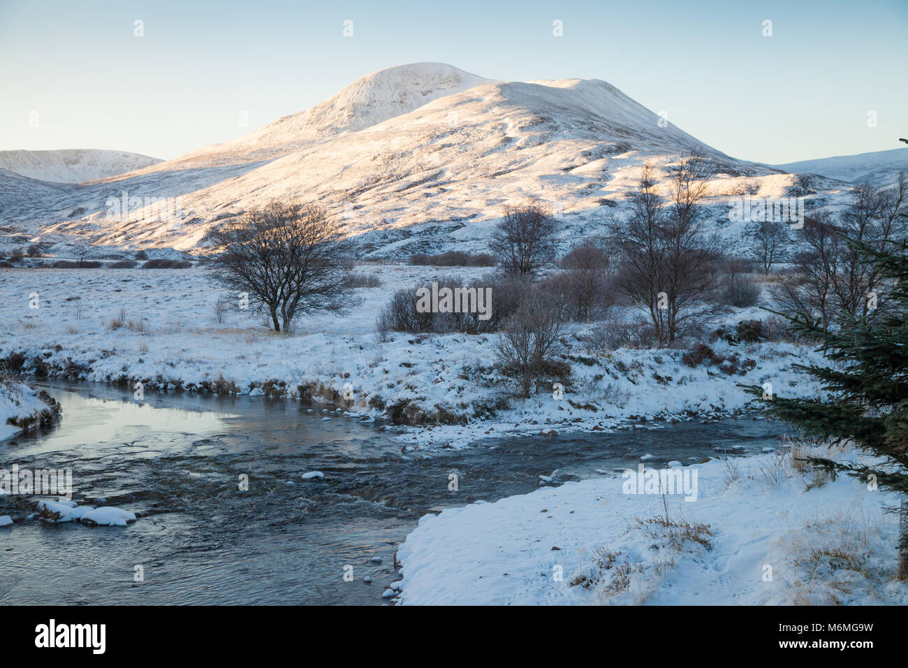 Looking towards the Drumochter Munro A’Mharconaich on a winters day in ...