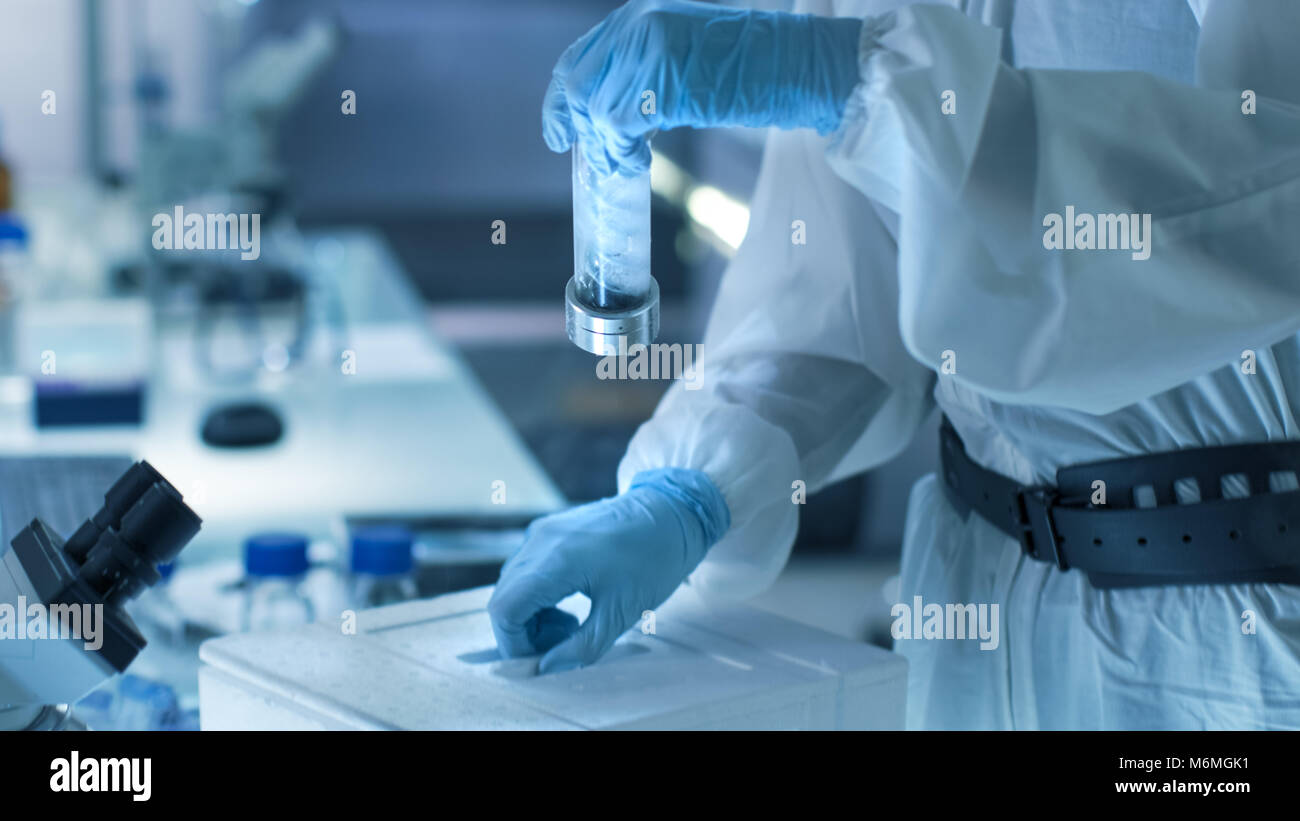 Virology lab hi-res stock photography and images - Alamy