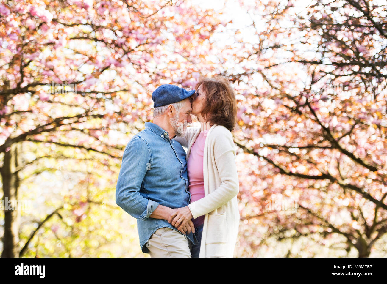 Beautiful smiling couple hugging kissing hi-res stock photography and ...