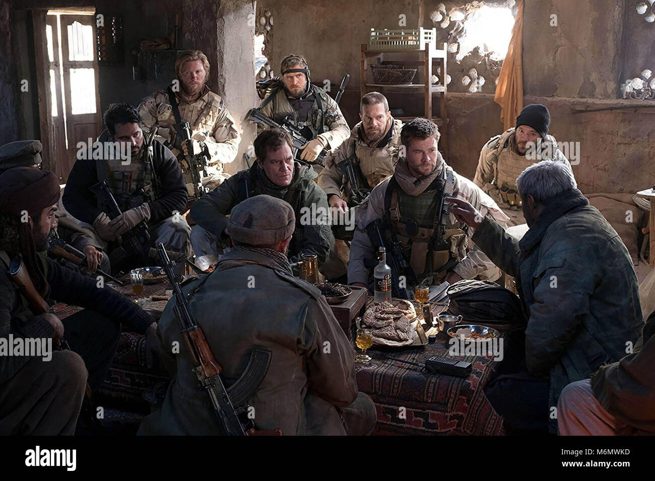 12 strong chris hemsworth hi-res stock photography and images - Alamy