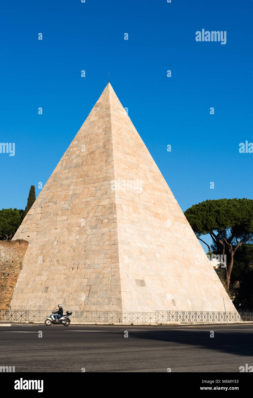 Pyramid in rome hi-res stock photography and images - Alamy
