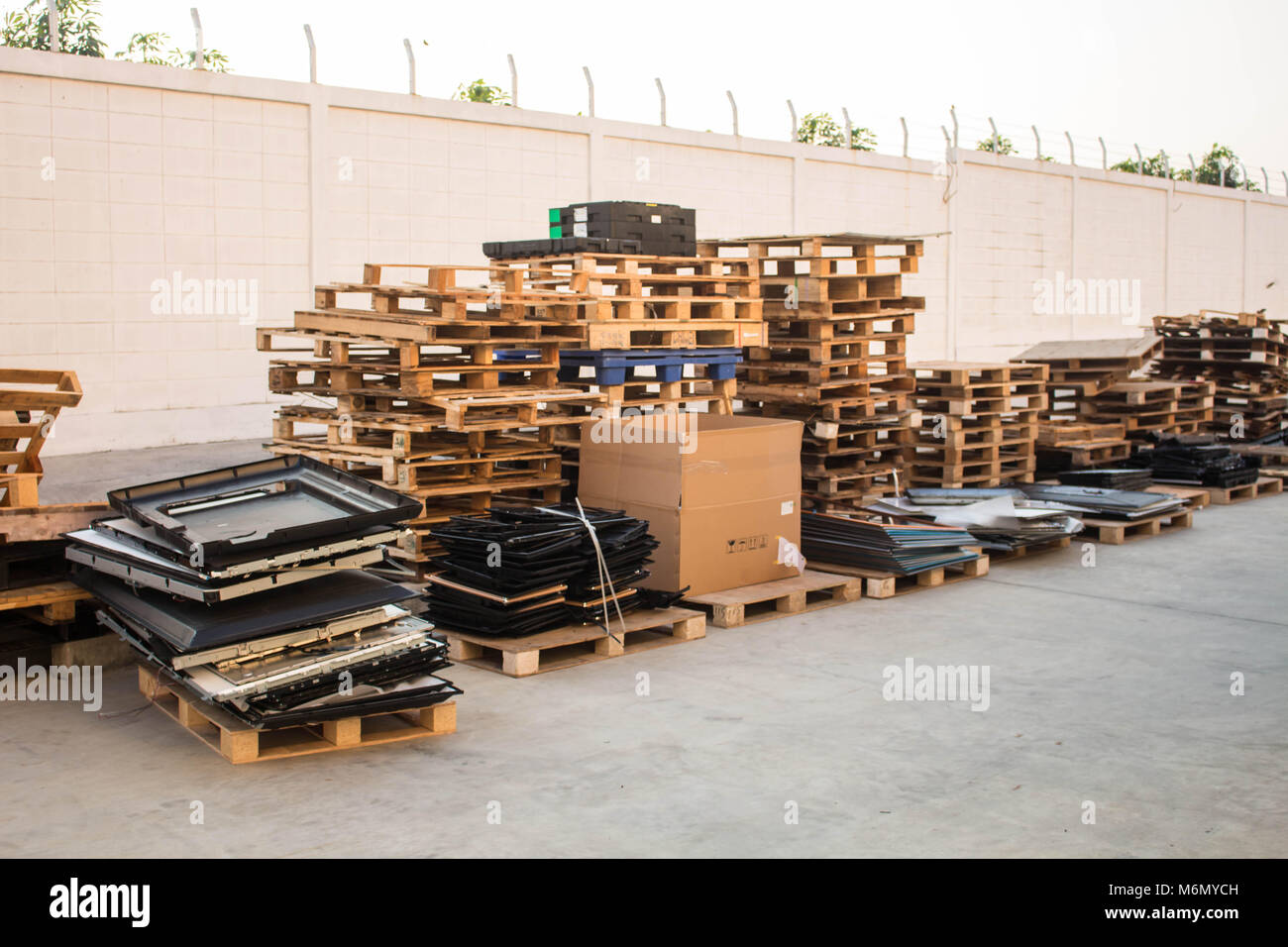 Stack of blue wooden pallets hi-res stock photography and images - Alamy