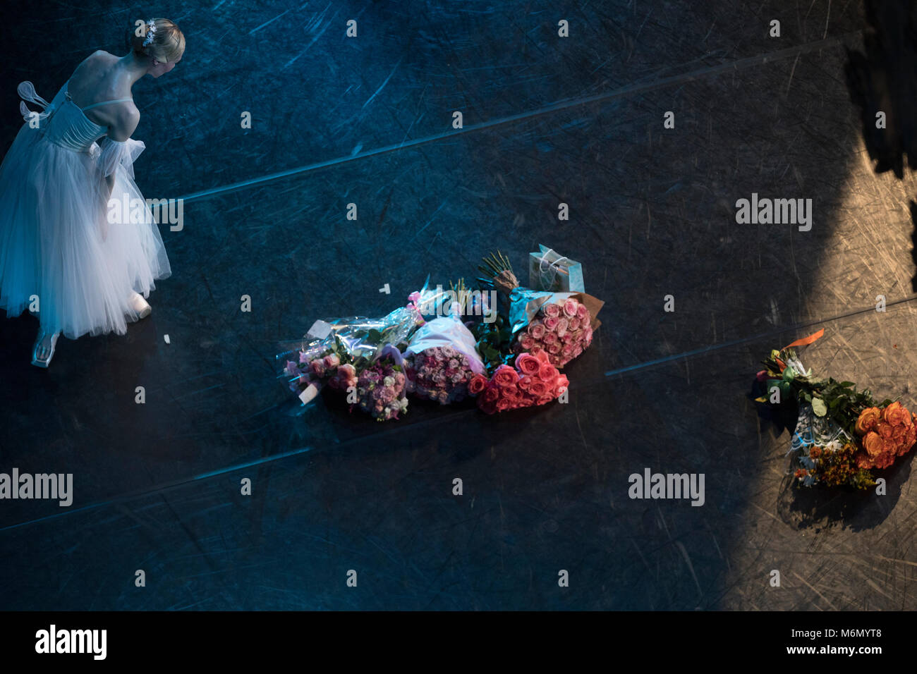 Curtain call stage hi-res stock photography and images - Alamy