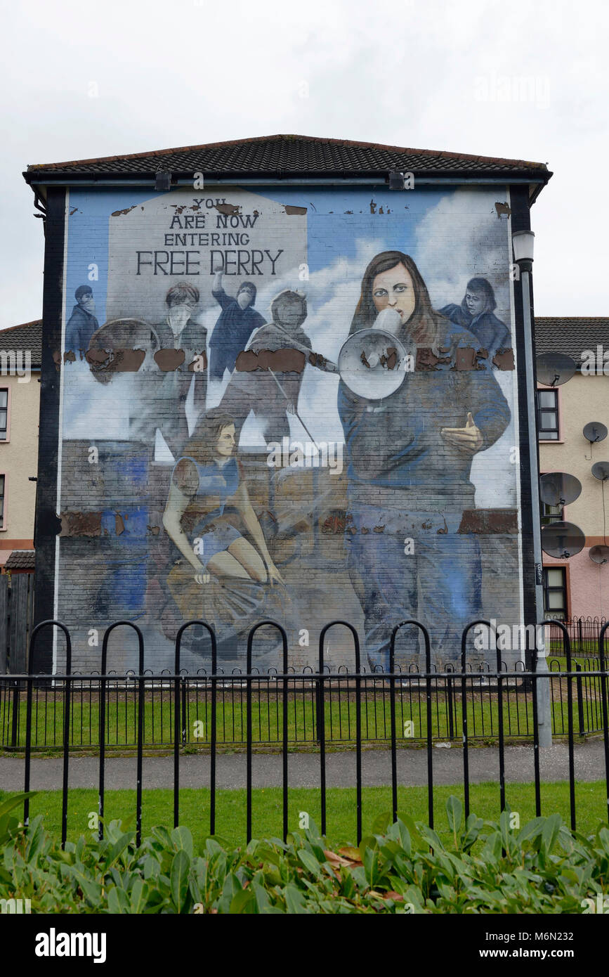 Derry murals hi-res stock photography and images - Alamy