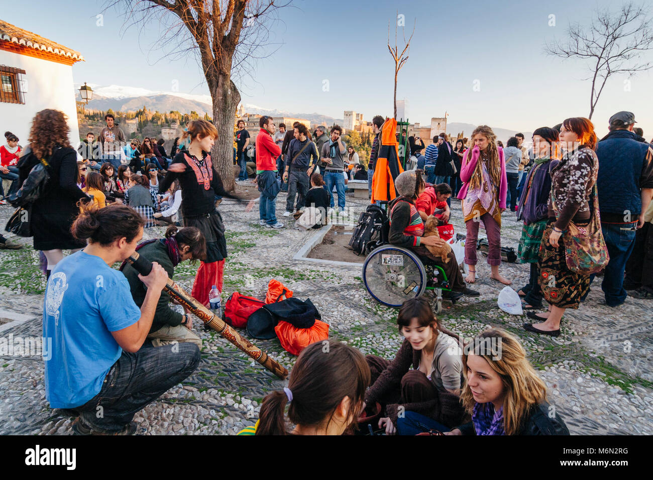 Granada, Andalusia, Spain. A crowd of tourists and young locals alike ...