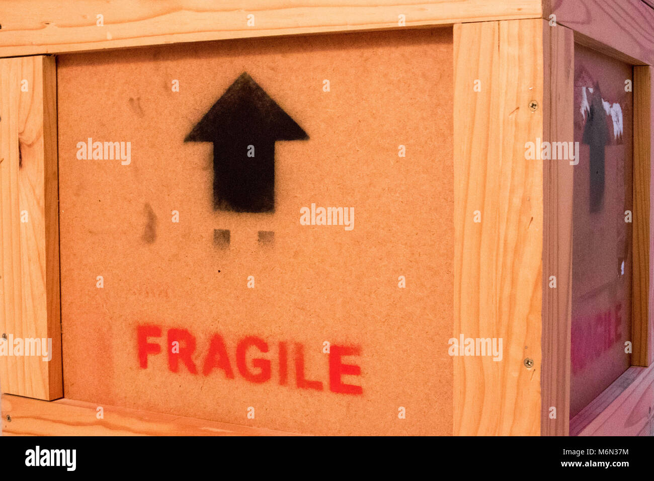 Caution fragile symbol hi-res stock photography and images - Alamy
