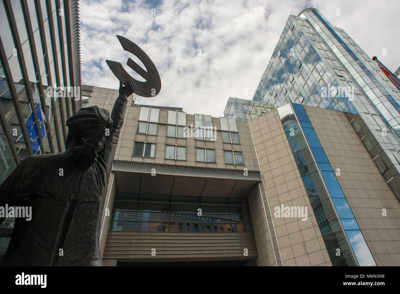Eu parliament brussels statue hi-res stock photography and images - Alamy