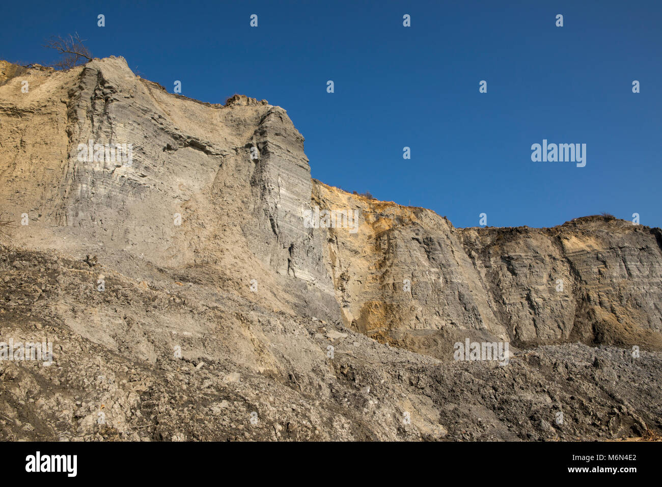 Looking toward the top of the cliffs along the Jurassic coast ...