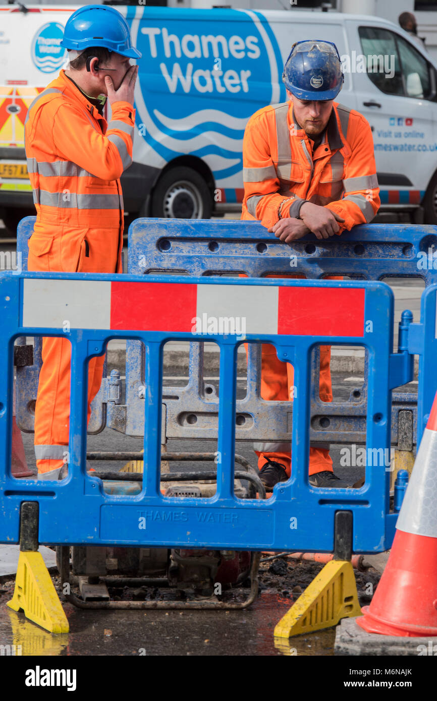 London, UK. 5th March, 2018. Thames water engineers consider how to ...