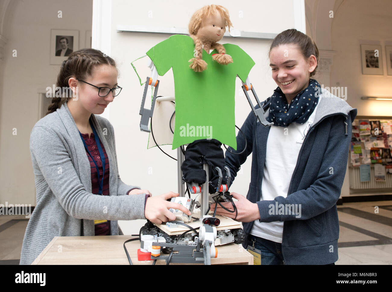 15 year old students hi-res stock photography and images - Alamy