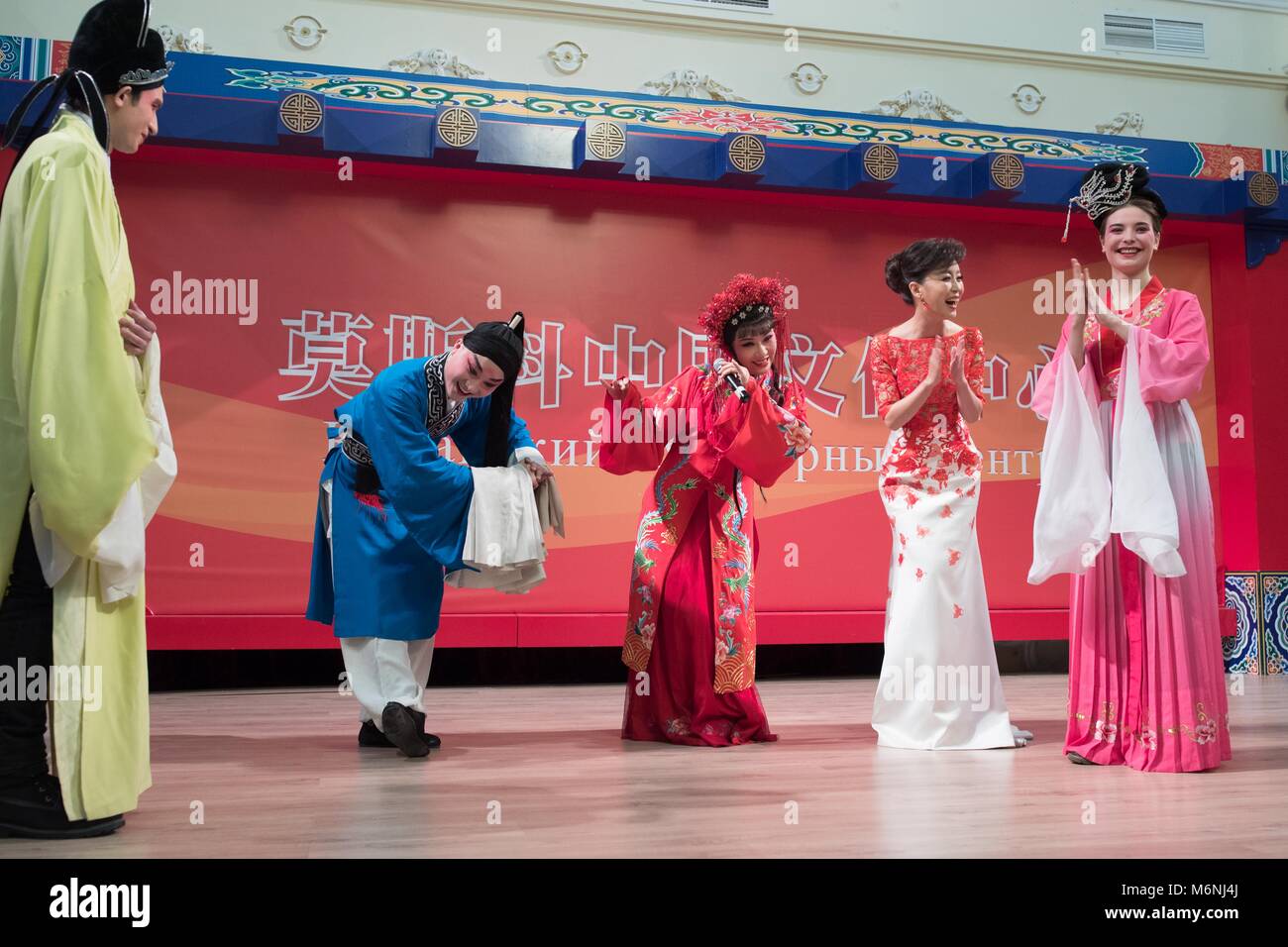 Show poses and hi-res stock photography and images - Alamy