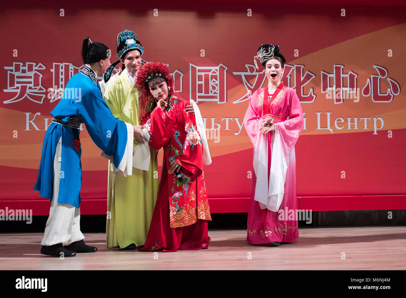 Show poses and hi-res stock photography and images - Alamy