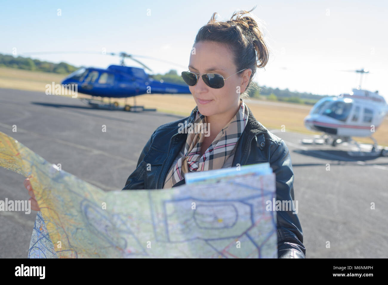 Pilot reading map hi-res stock photography and images - Alamy