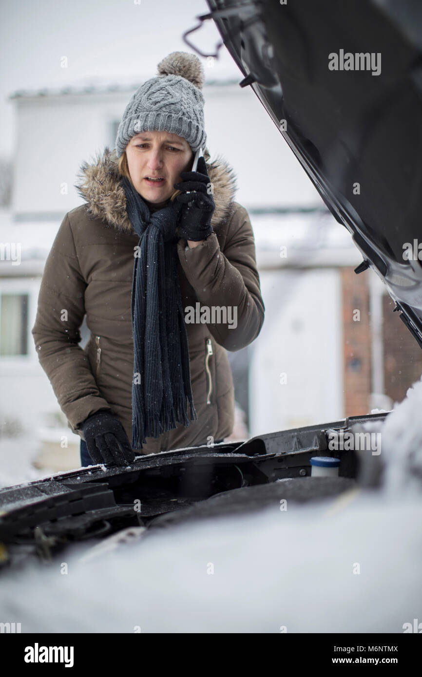 Car breakdown woman call help hi-res stock photography and images - Alamy