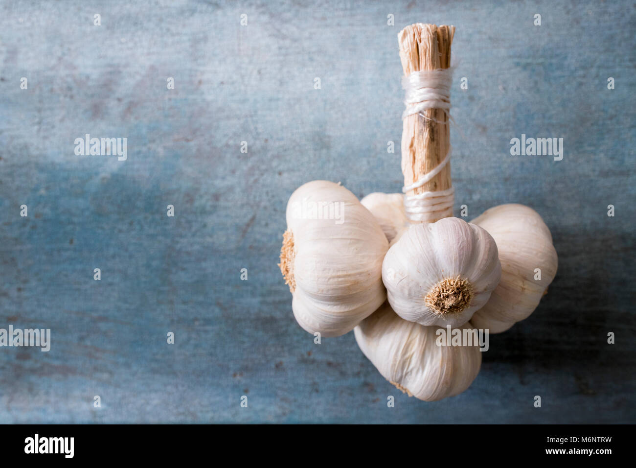 Overhead Shot Of Dried Garlic Bulbs Stock Photo - Alamy