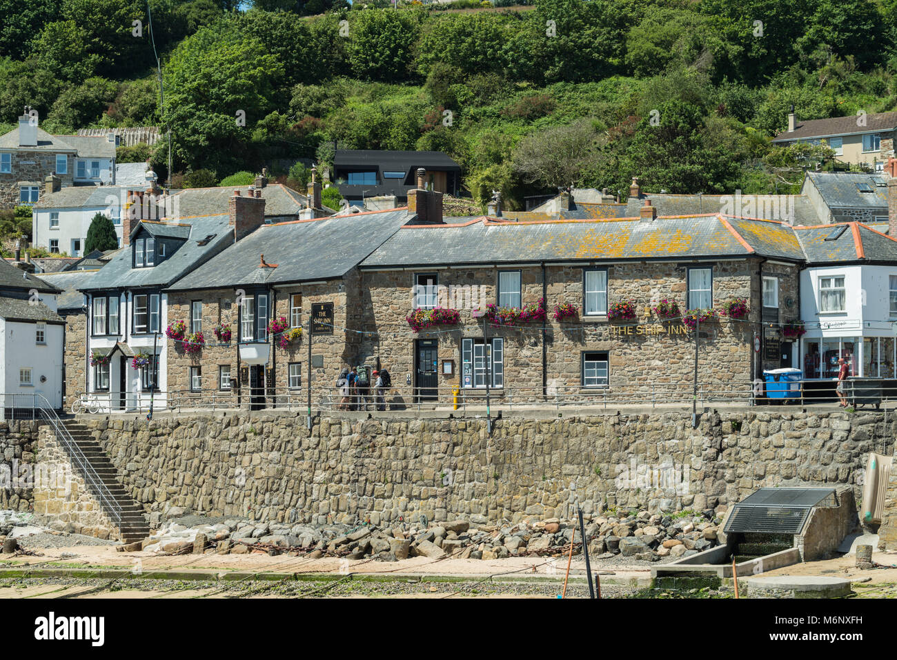 Mousehole beach house hi-res stock photography and images - Alamy