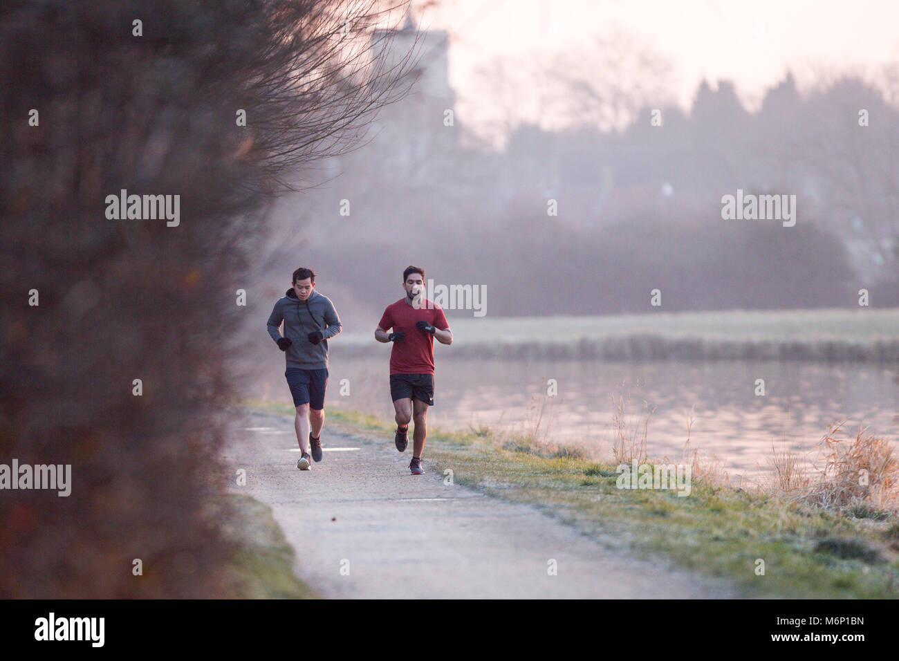 Jogging by the River cam in cambridge Stock Photo - Alamy