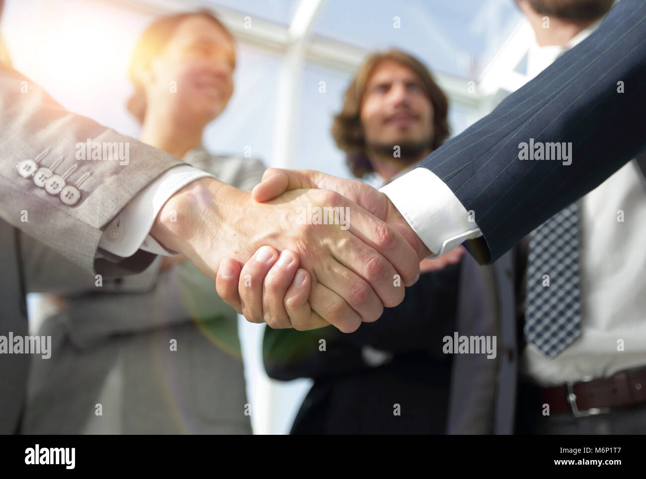 welcome and handshake business people Stock Photo - Alamy