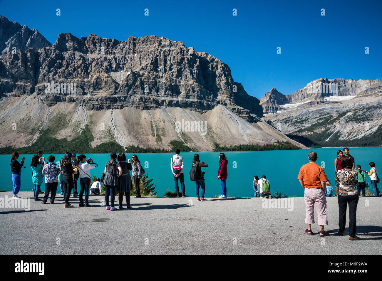 Tourists at Bow Lake Viewpoint, The Icefields Parkway, Canadian Rockies ...