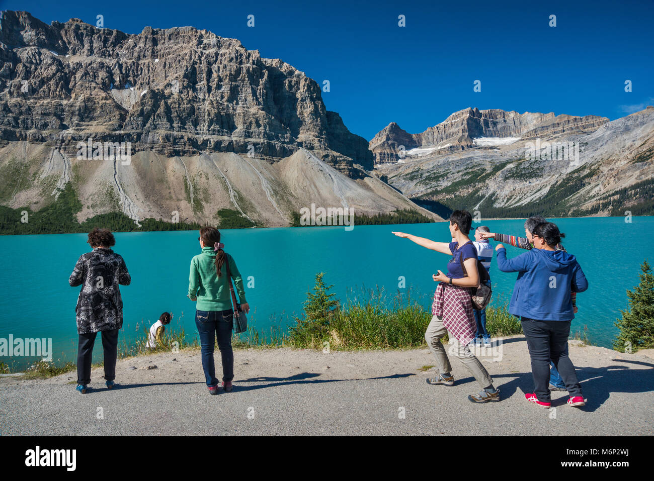 Tourists at Bow Lake Viewpoint, The Icefields Parkway, Canadian Rockies ...