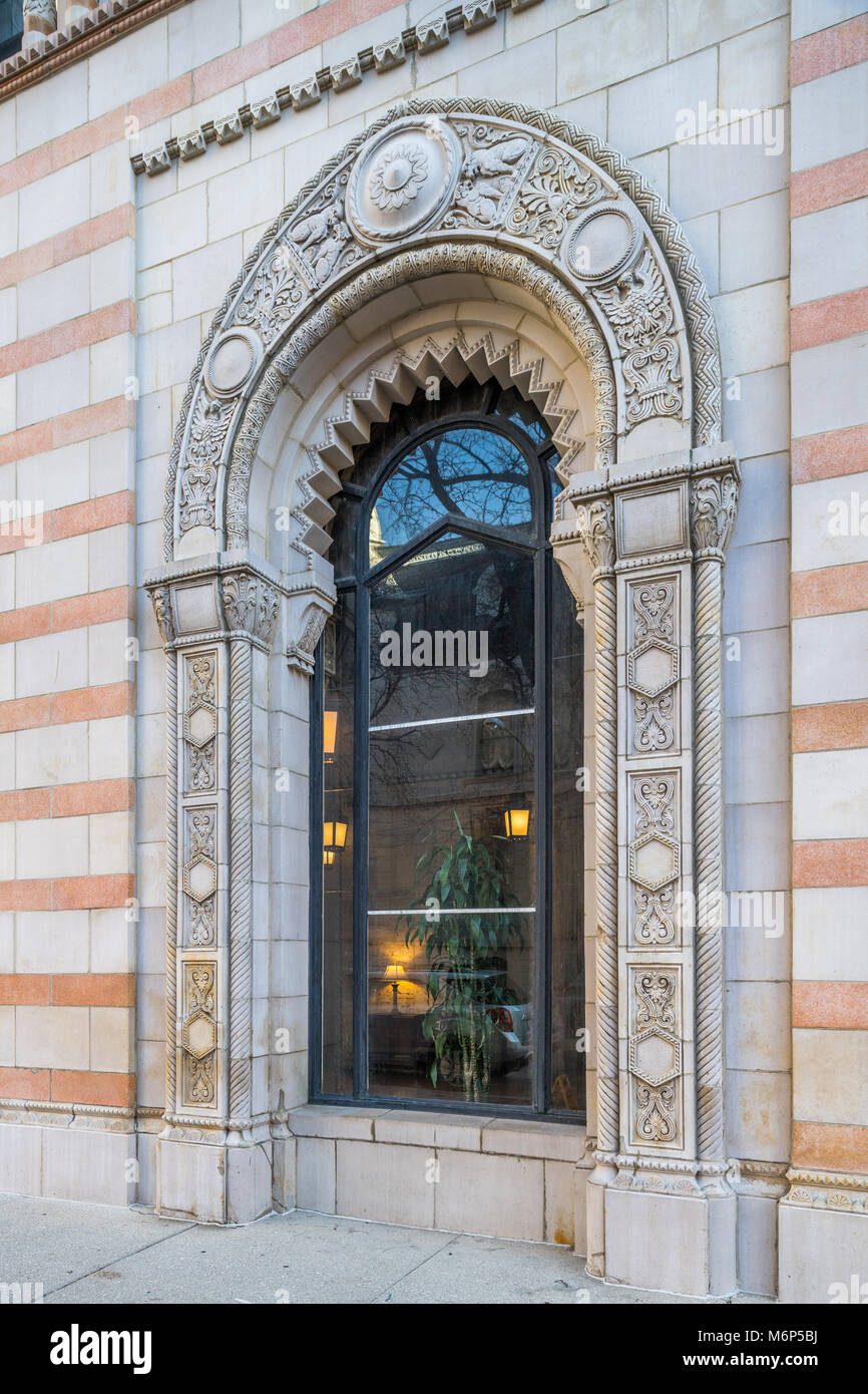 Detail of Moorish style apartment building in the Lincoln Park ...