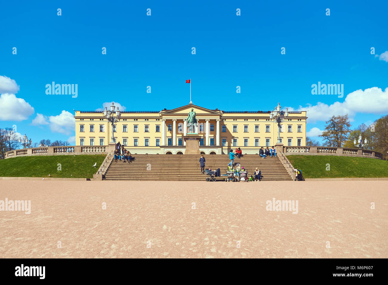 Norwegian royal palace hi-res stock photography and images - Alamy